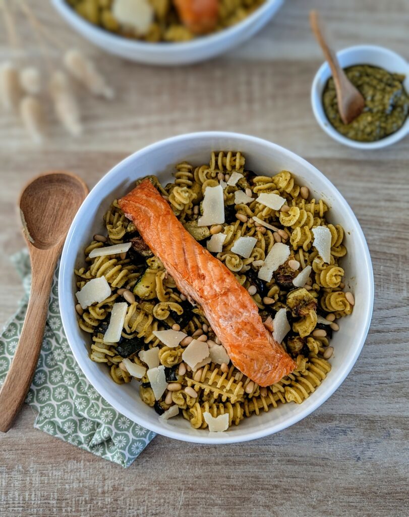Pâtes au saumon grillé, courgettes et pesto – Moi, gourmande